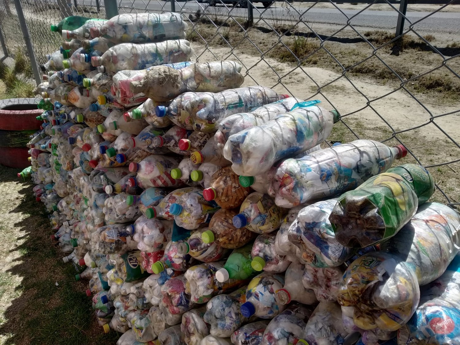 Inauguran en Achocalla aula construida con ecoladrillos | Erbol